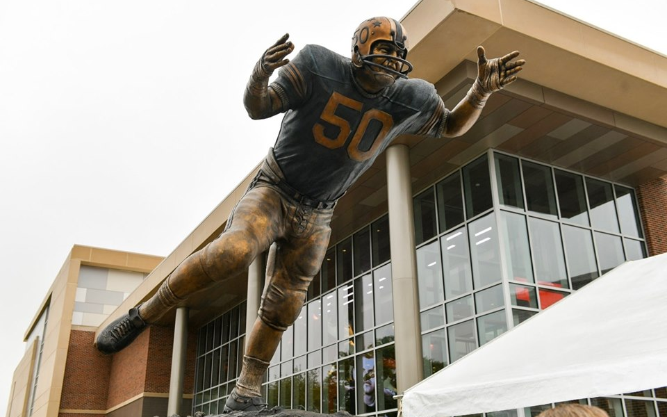 Dick Butkus gives speech at Illinois that has all the feels