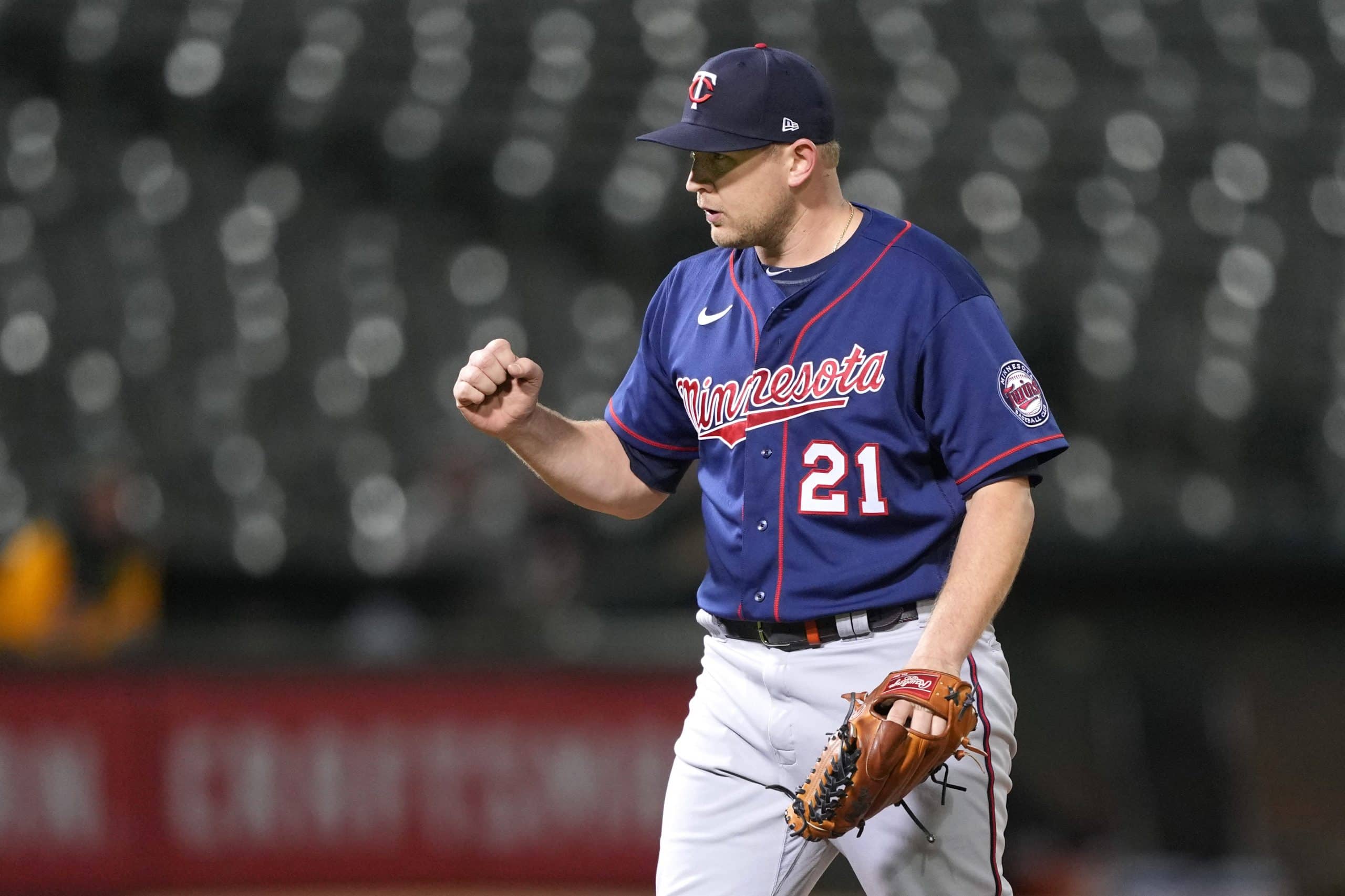 Cubs Sign Former Twins Pitcher