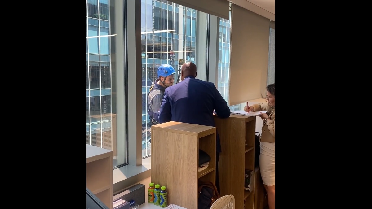 VIDEO: Kevin Warren Does Something Amazing For Window Washer